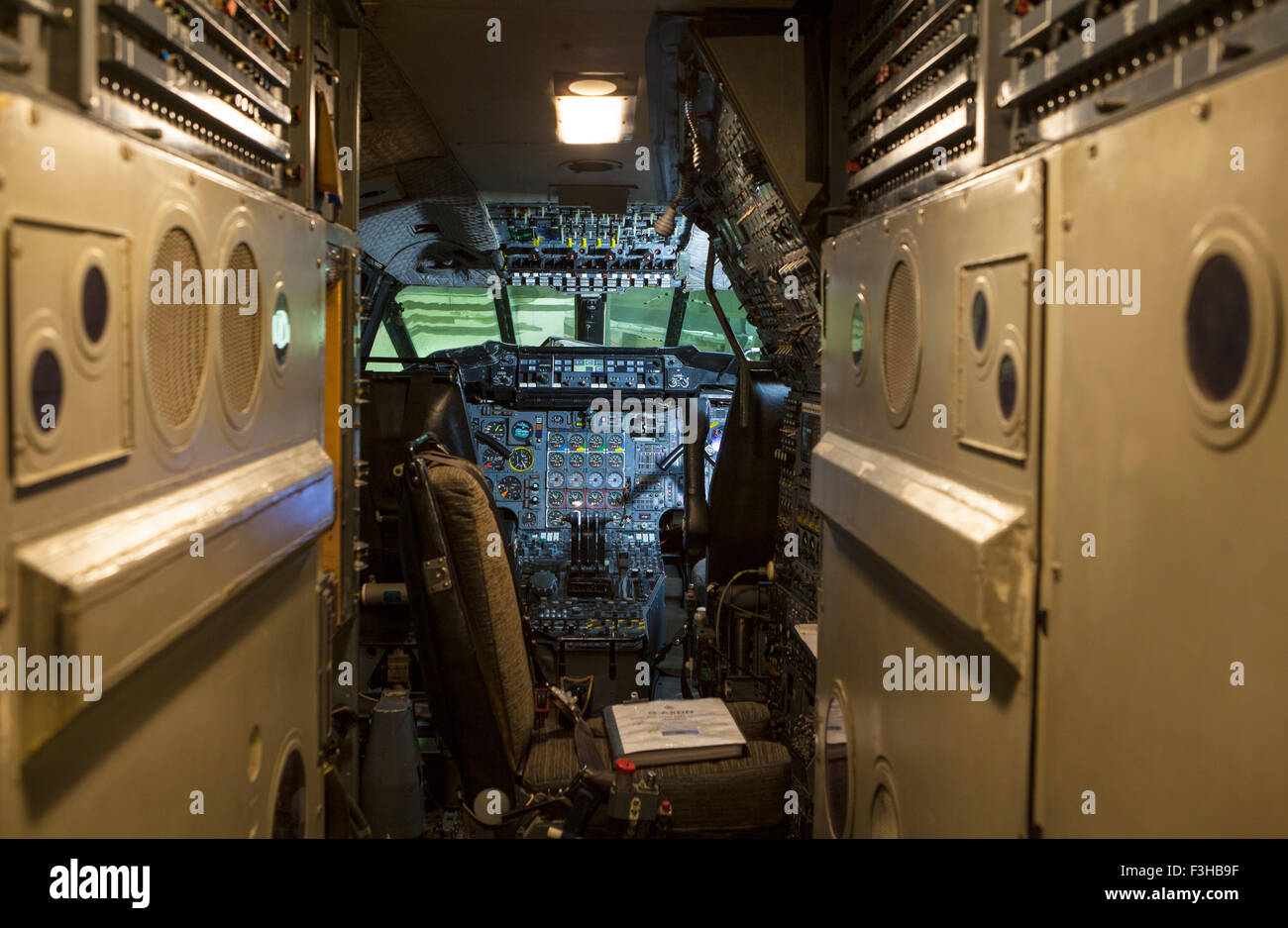 Concorde cockpit hi-res stock photography and images - Alamy