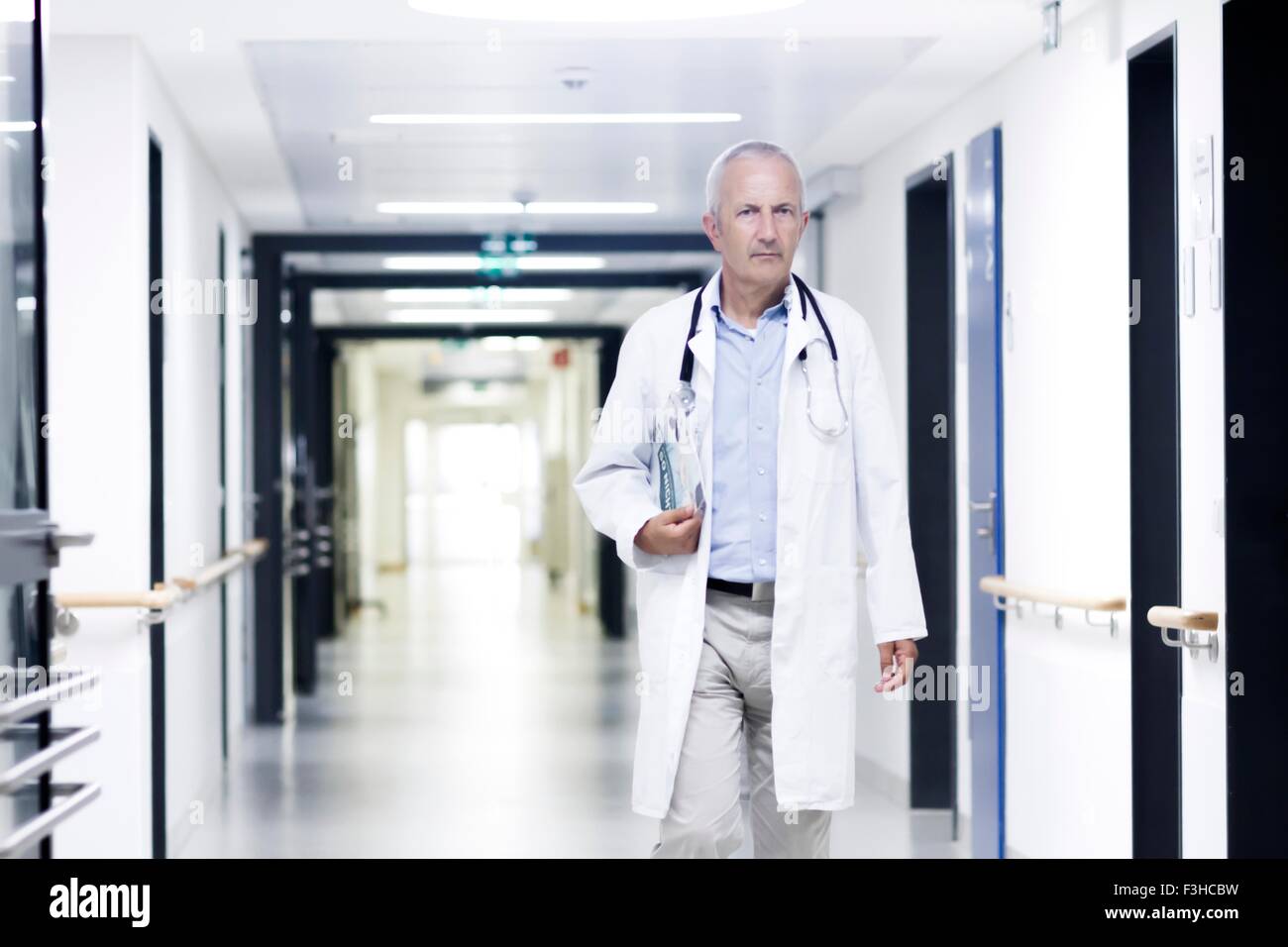 Doctor walking hi-res stock photography and images - Alamy
