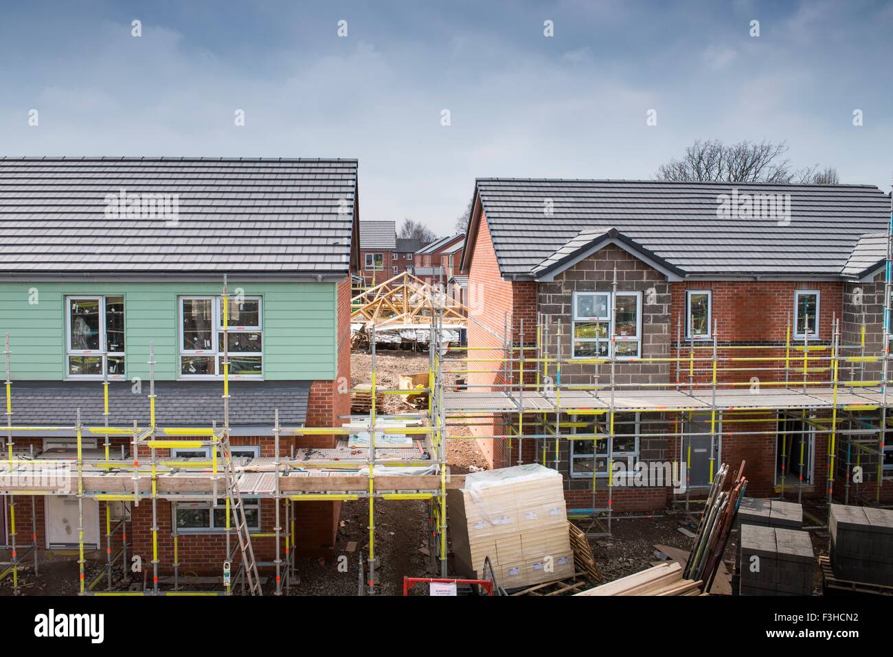 Scaffolding on building of construction site Stock Photo - Alamy