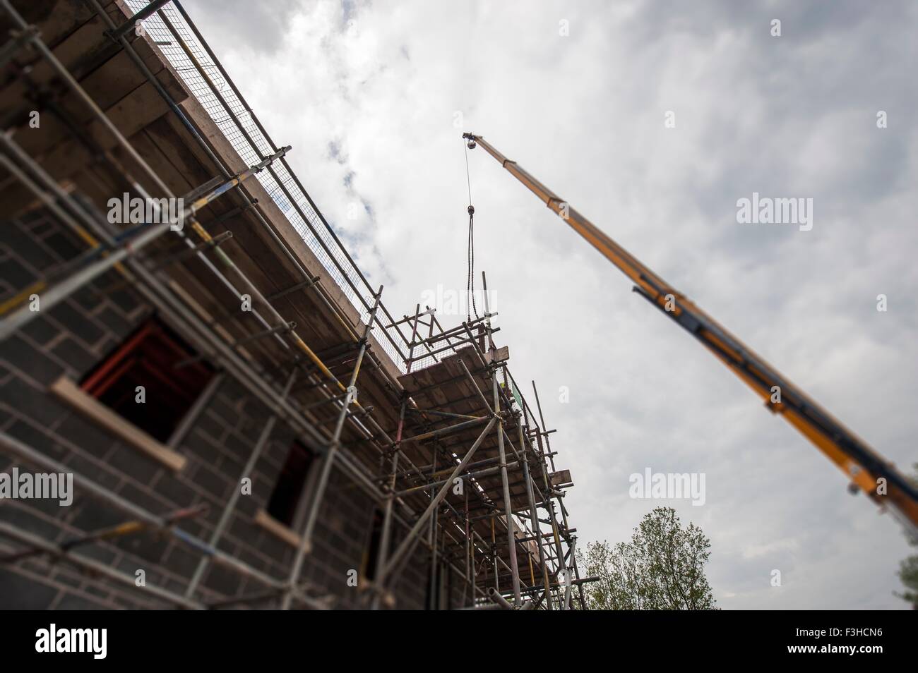 Scaffolding on building of construction site Stock Photo - Alamy