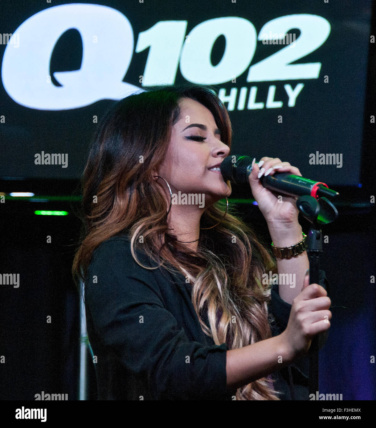 Becky g performs hi-res stock photography and images - Alamy