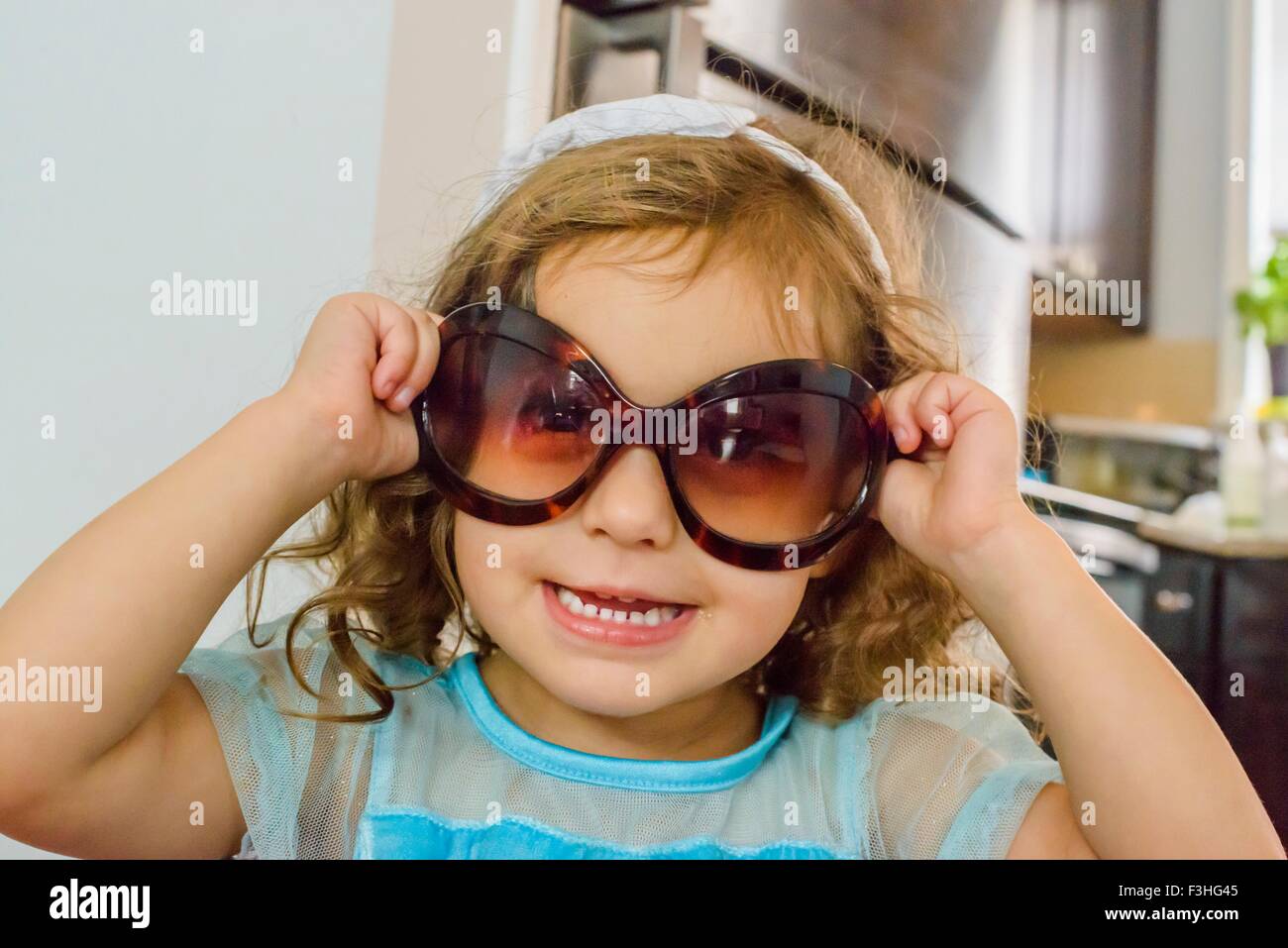 Children wearing sunglasses hi-res stock photography and images - Alamy