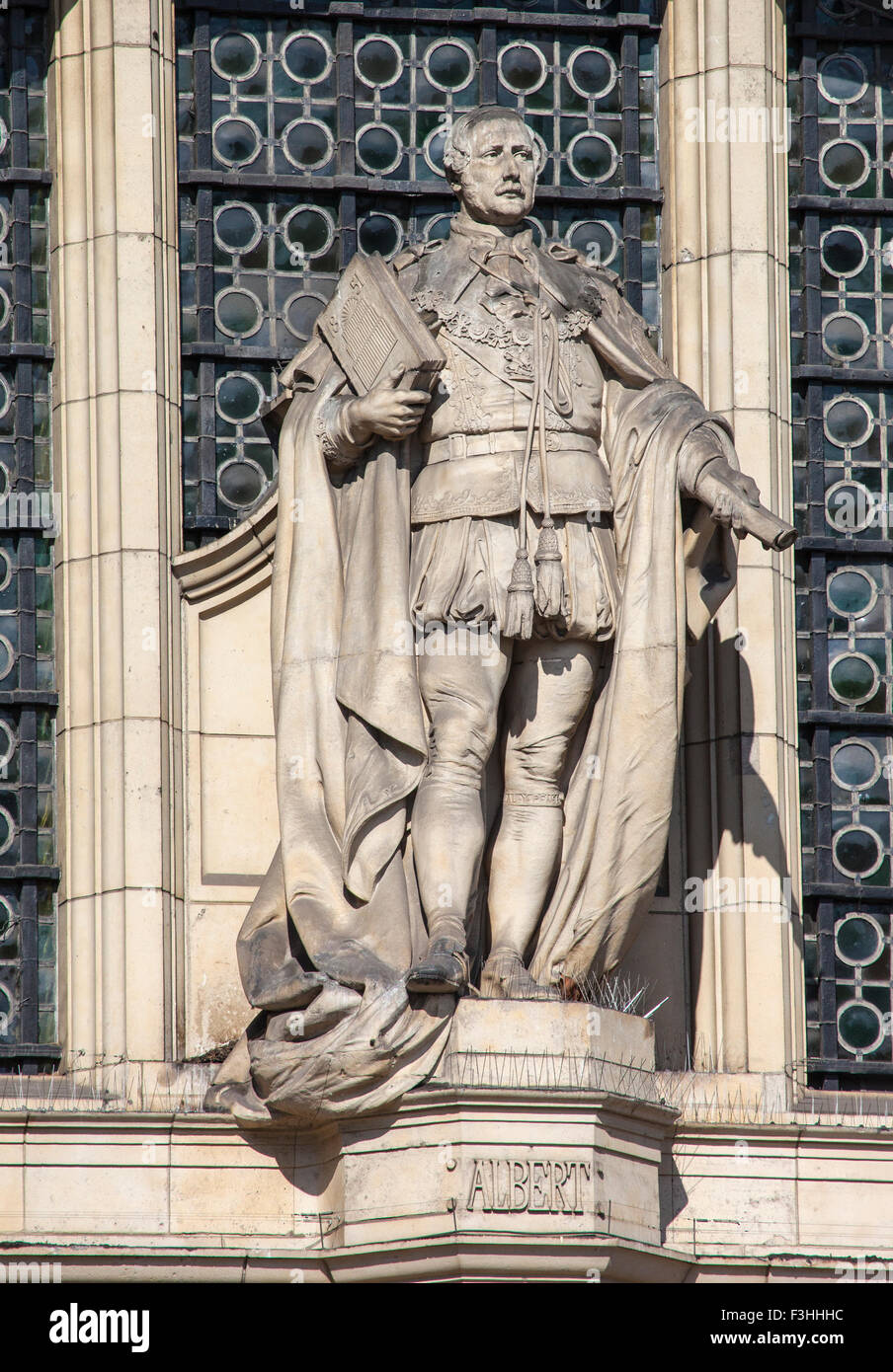 A sculpture of Prince Albert on the facade of the Victoria and Albert ...