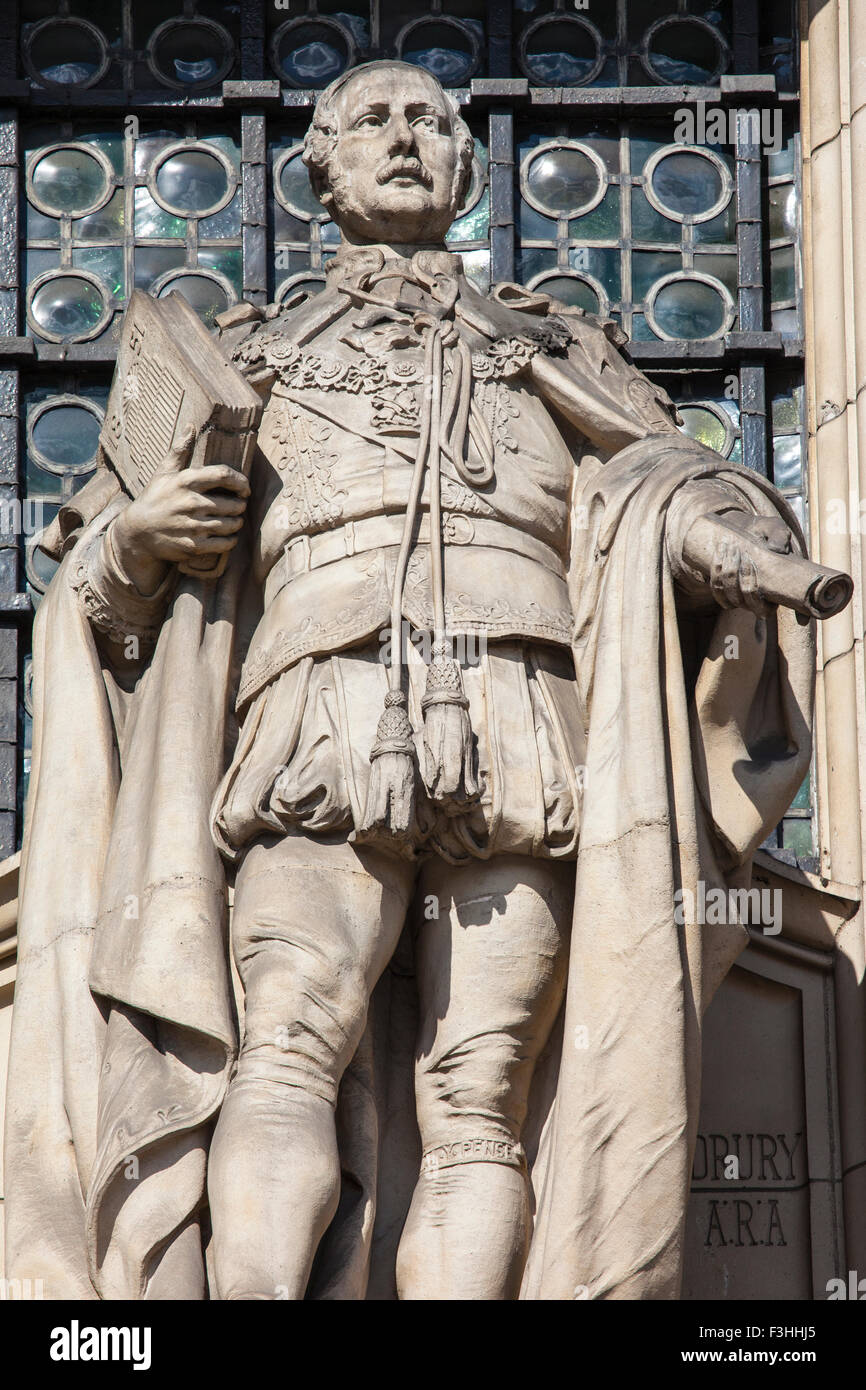A sculpture of Prince Albert on the facade of the Victoria and Albert ...