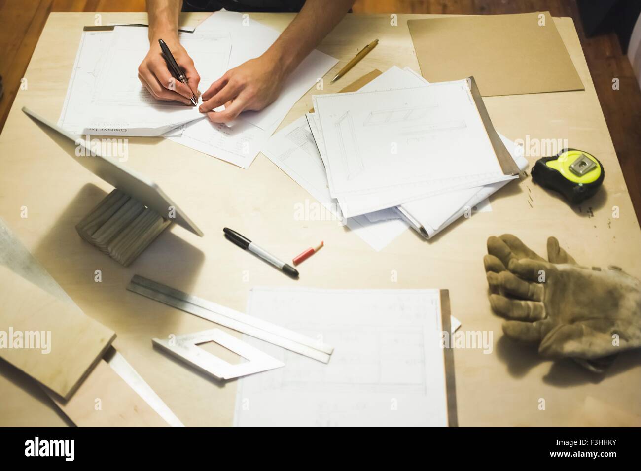 Hands writing hi-res stock photography and images - Alamy