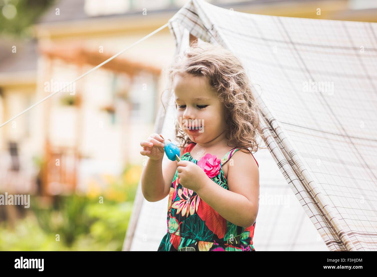 Children eating ice in garden hi-res stock photography and images - Alamy