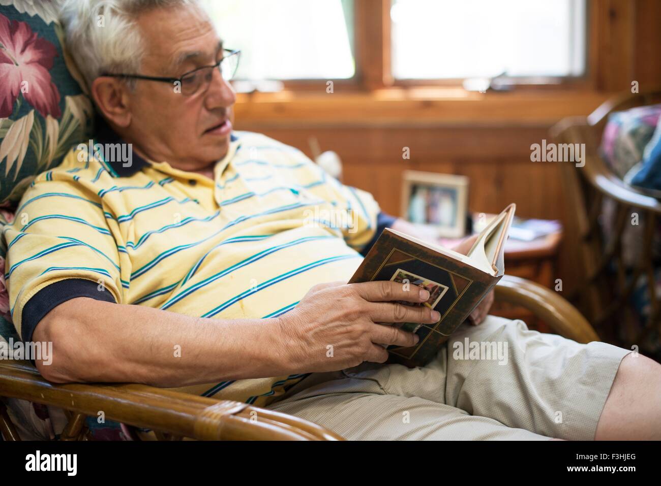 Old man reading book sitting hi-res stock photography and images - Alamy