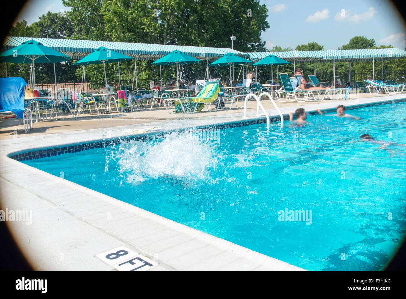Splashing in pools hi-res stock photography and images - Alamy