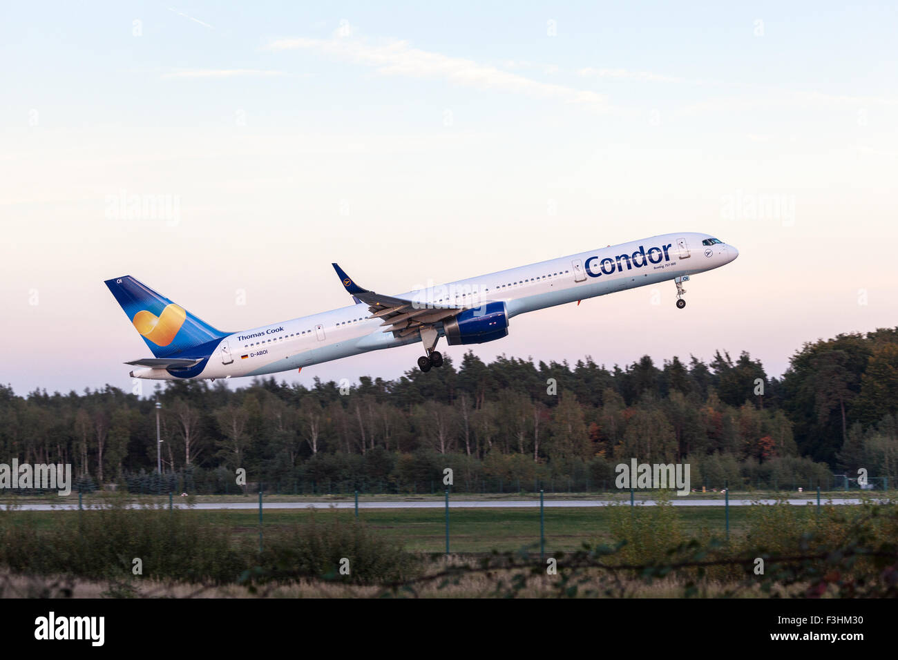Boeing 757 take off hi-res stock photography and images - Alamy