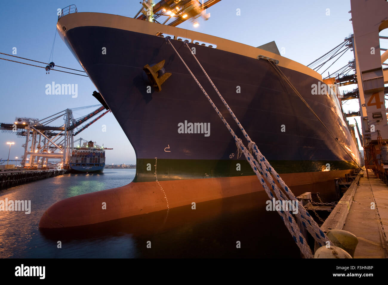 containership docked and loading at Port of LA Stock Photo - Alamy
