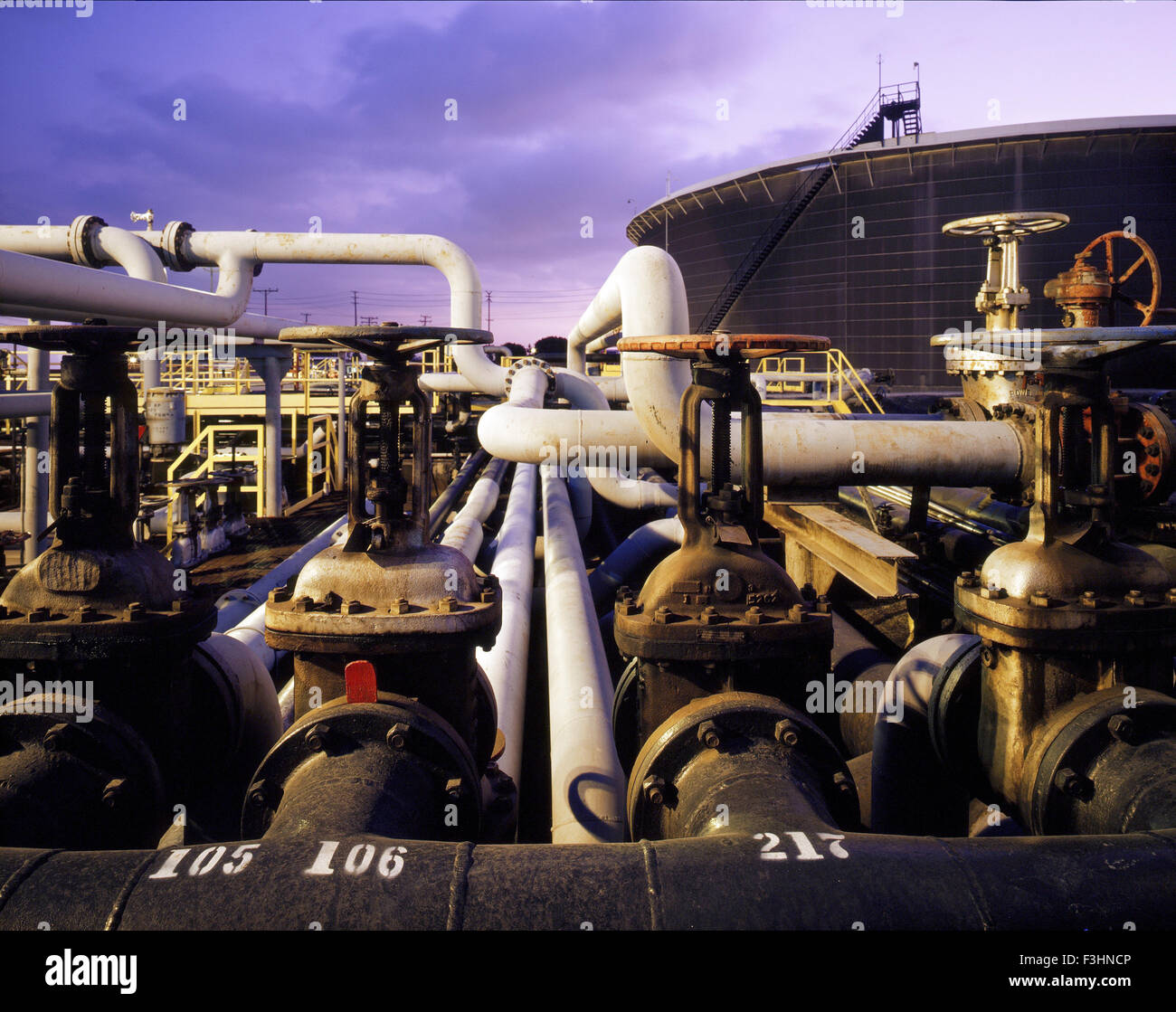 Petroleum facility hi-res stock photography and images - Alamy
