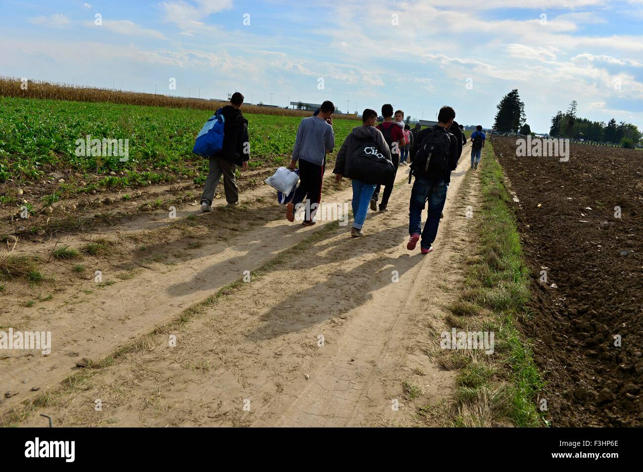 October 4 2015 Sid In Serbia Group Of Afghan Refugees Leaving Serbia