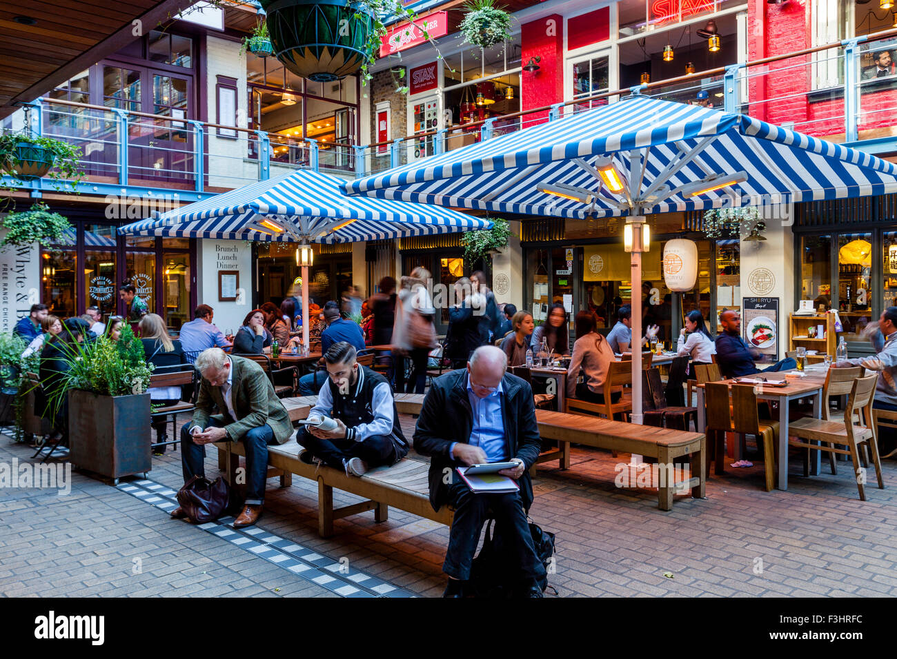 Kingly Court off Carnaby Street, London, UK Stock Photo - Alamy