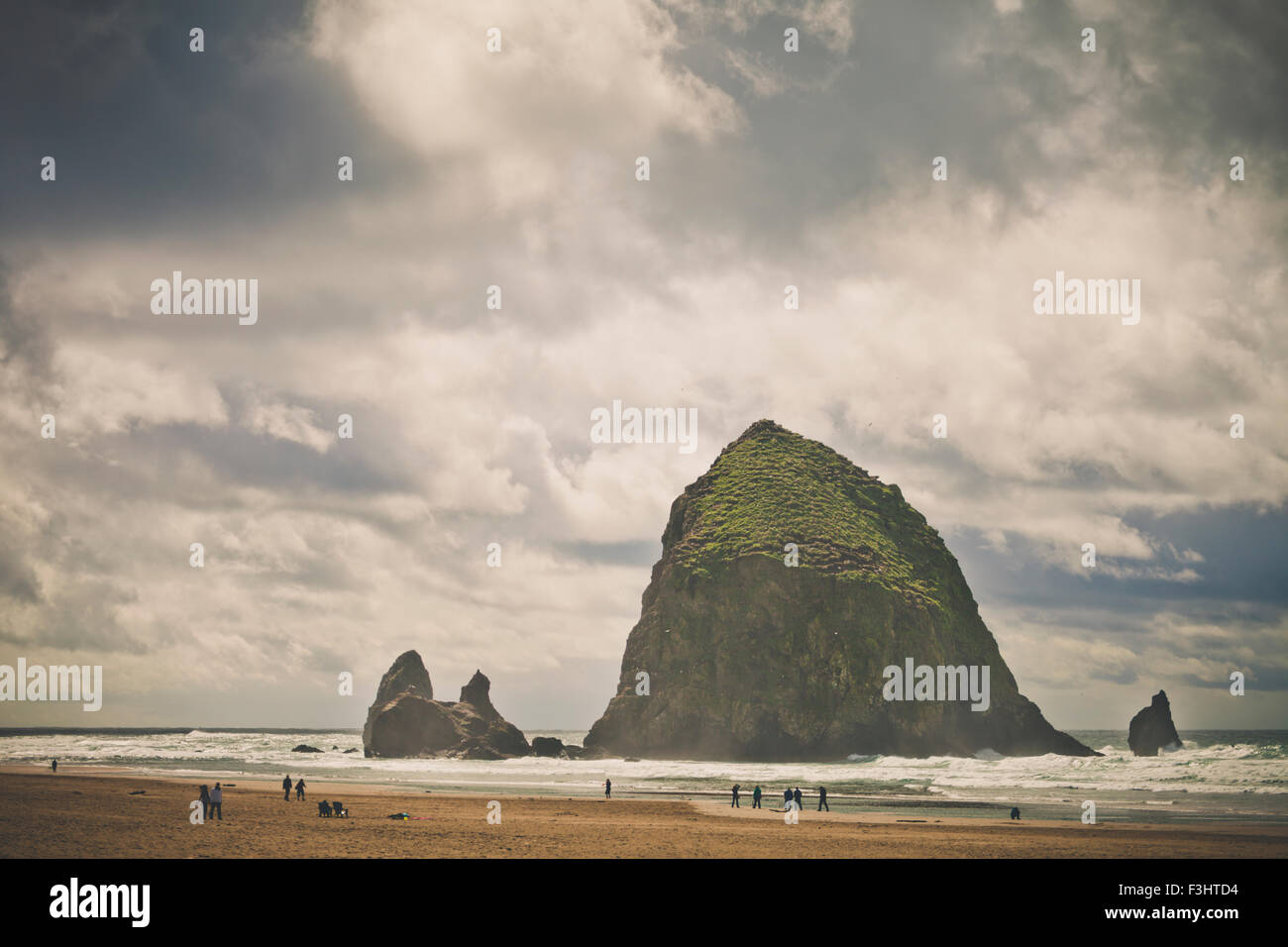 Haystack Rock, Cannon Beach, Oregon Stock Photo - Alamy