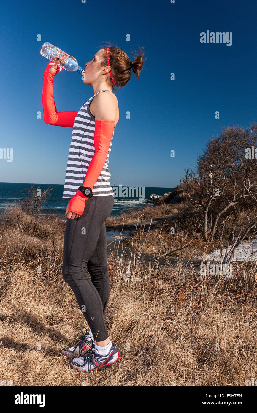 Female runner drinking water hi-res stock photography and images - Alamy