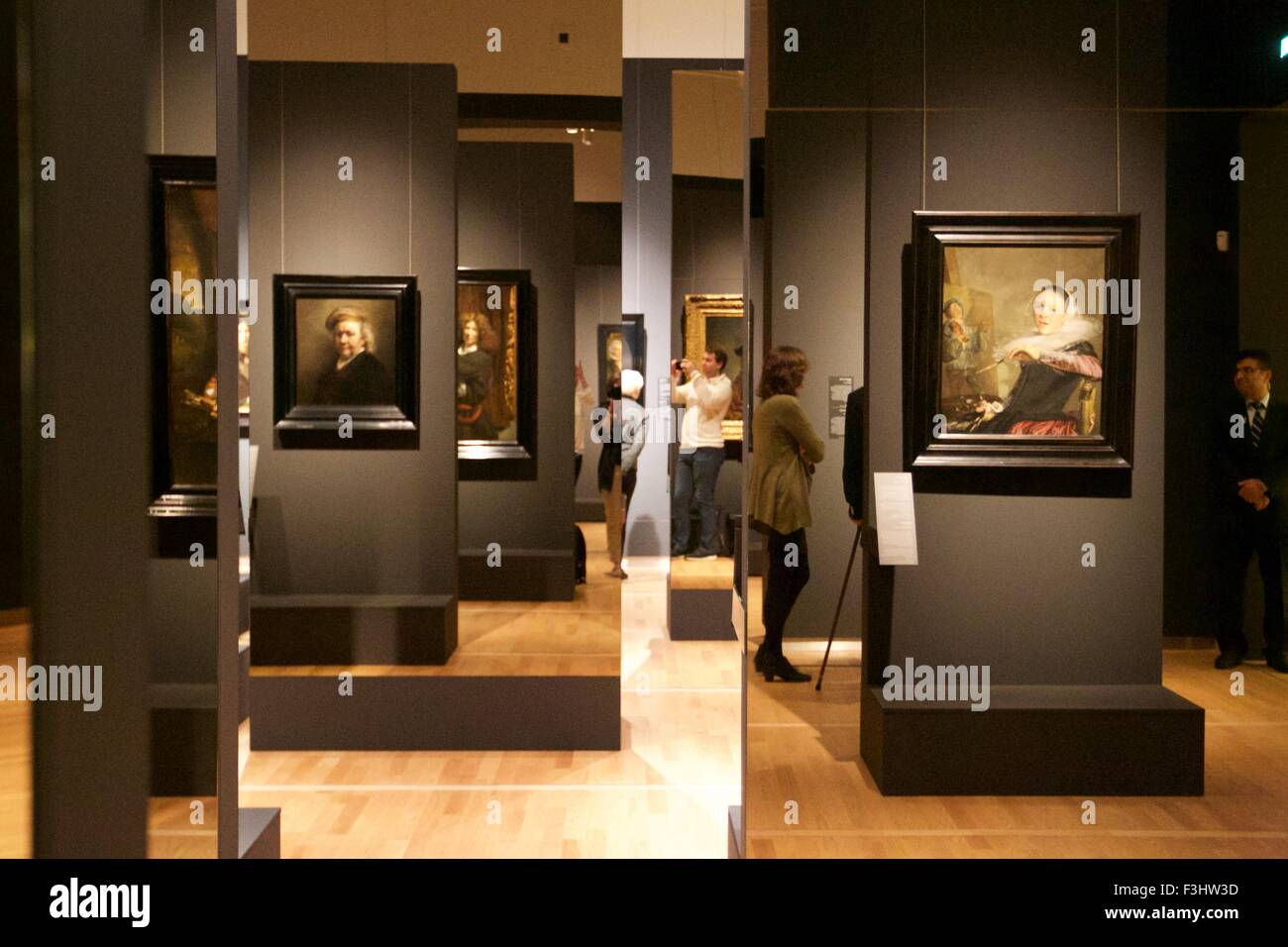 The Hague, Netherlands. 7th Oct, 2015. People look at the paintings ...