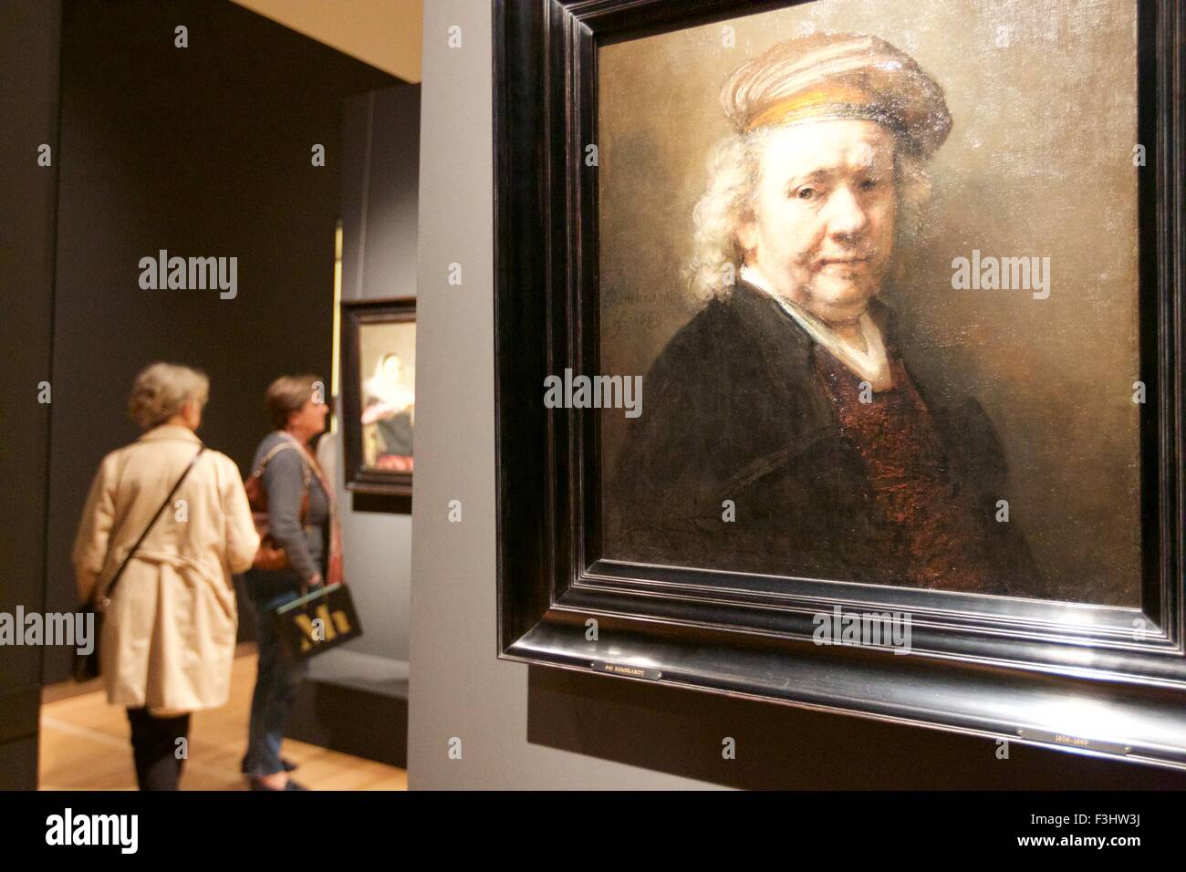 The Hague, Netherlands. 7th Oct, 2015. People look at the paintings ...