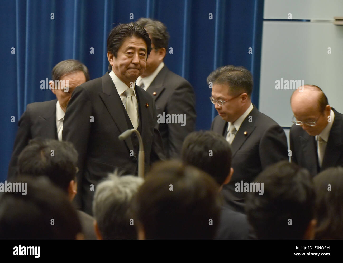 Tokyo, Japan. 7th Oct, 2015. Japan's Prime Minister Shinzo Abe leaves a ...