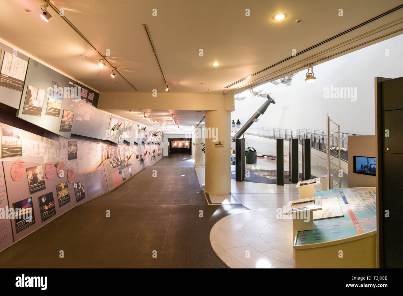 Atomic bomb museum at Nagasaki Large display room called the second ...