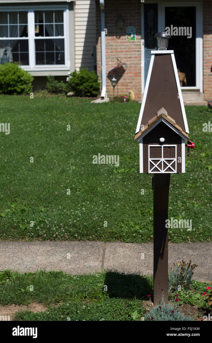 Decorative mailbox in Pennsylvania styled like a barn Stock Photo - Alamy