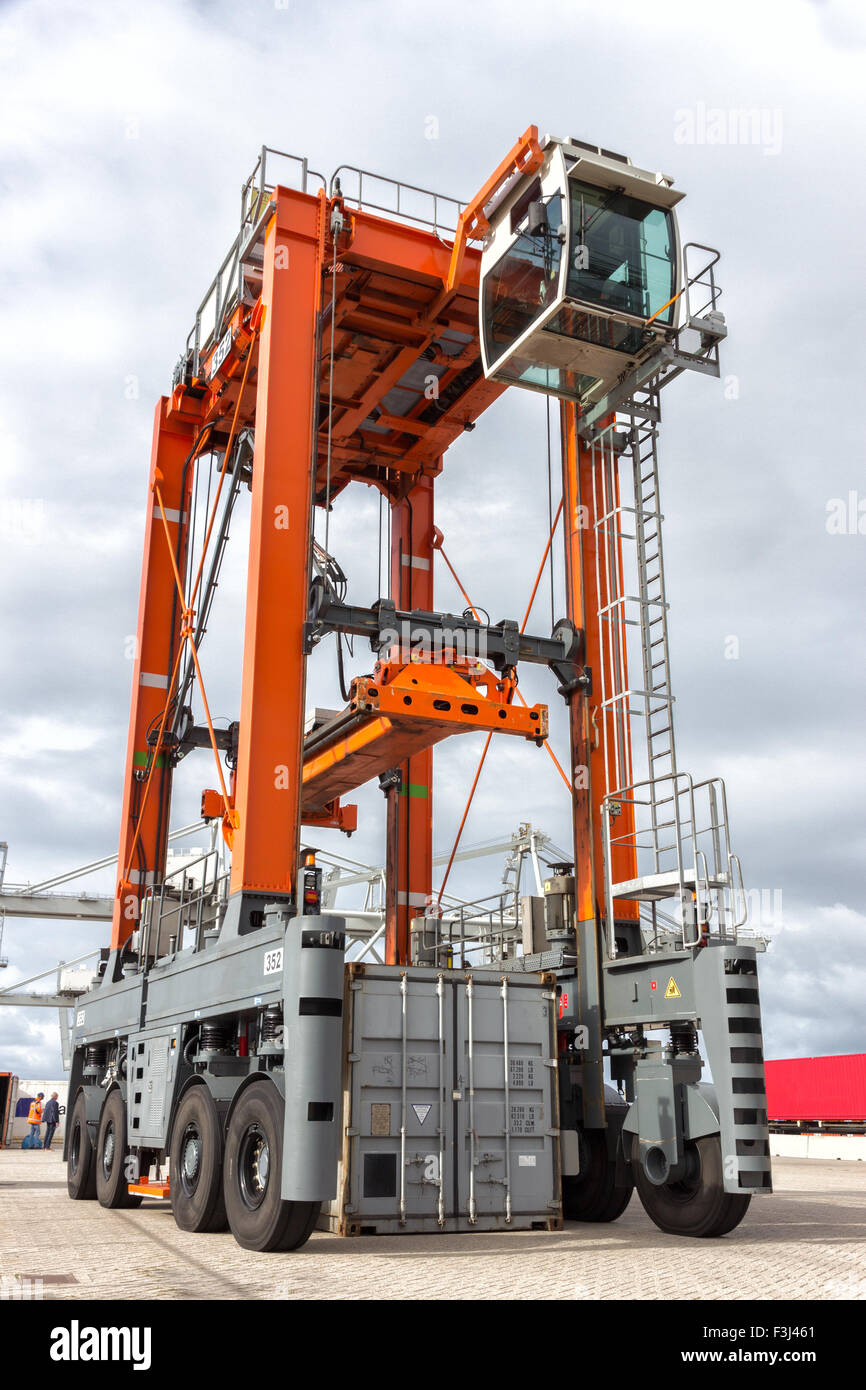 Straddle carrier hi-res stock photography and images - Alamy