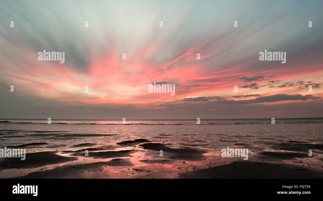 Sunset with pink clouds over Wenduine beach at low tide Stock Photo - Alamy