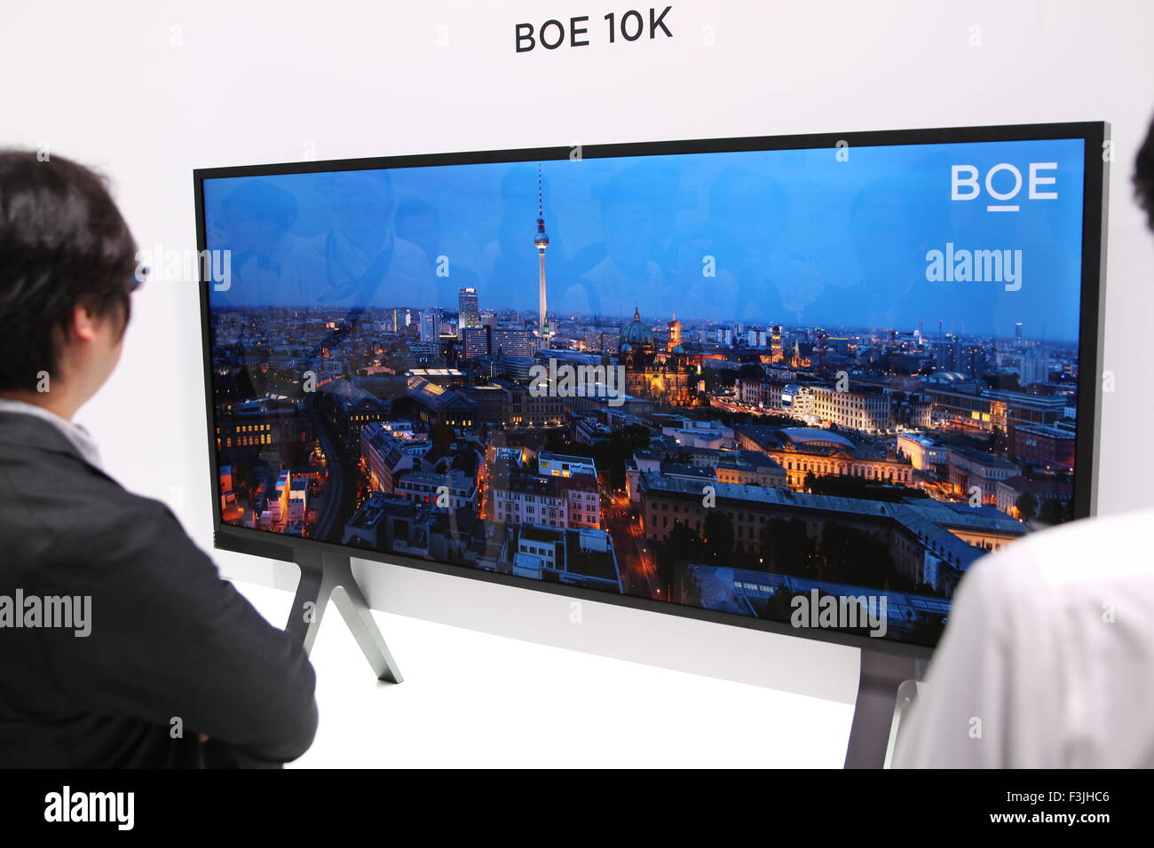 Tokyo, Japan. 8th Oct, 2015. Visitors check out an ultra-high ...