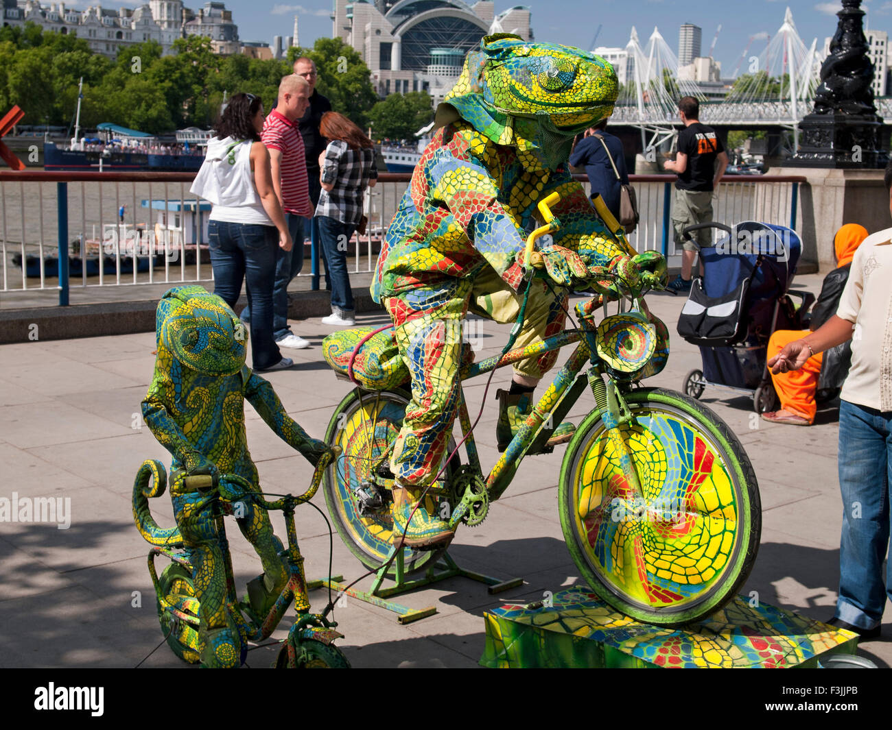 Living statue london hi-res stock photography and images - Alamy