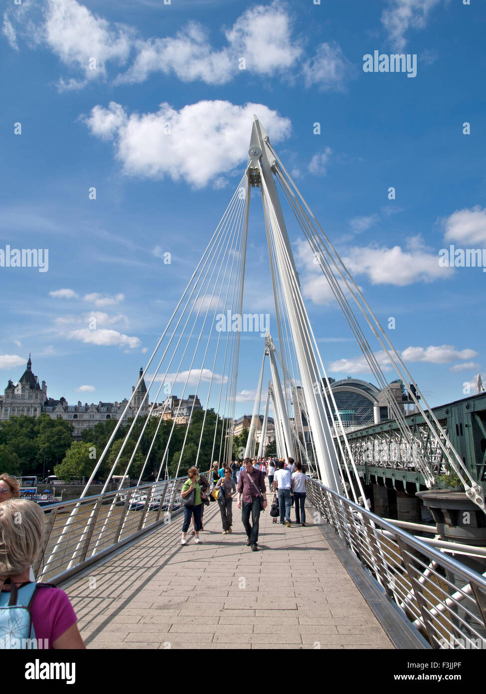 London hungerford pedestrian bridge hi-res stock photography and images ...