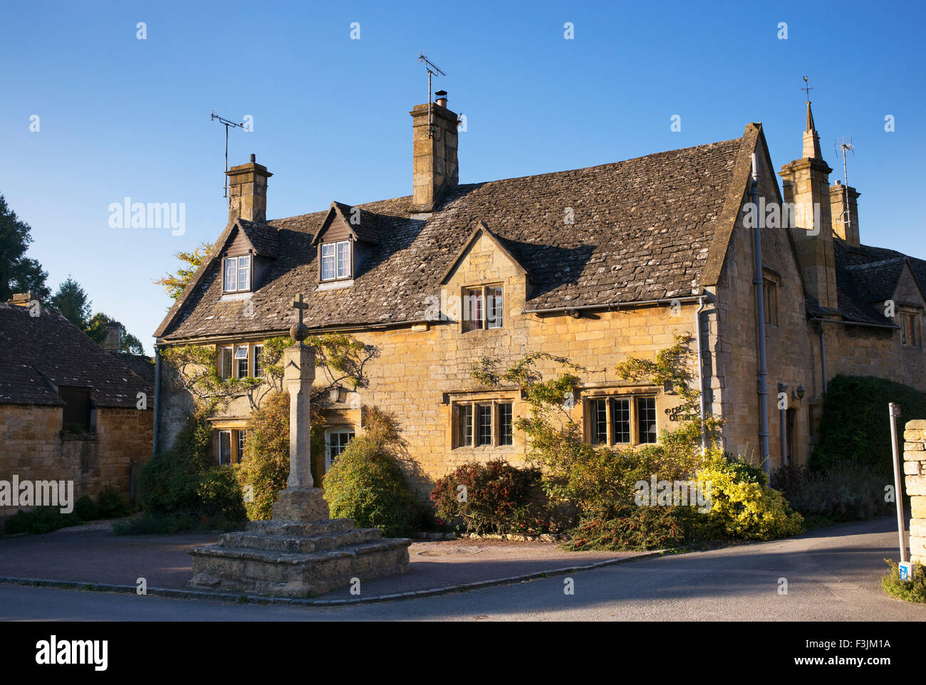 Medieval cottage hi-res stock photography and images - Alamy