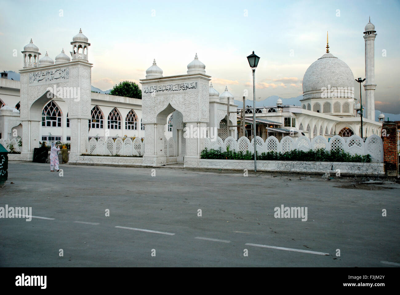 Hazratbal Masjid ; Hazratbal Shrine ; Dargah Sharif ; Mosque ...