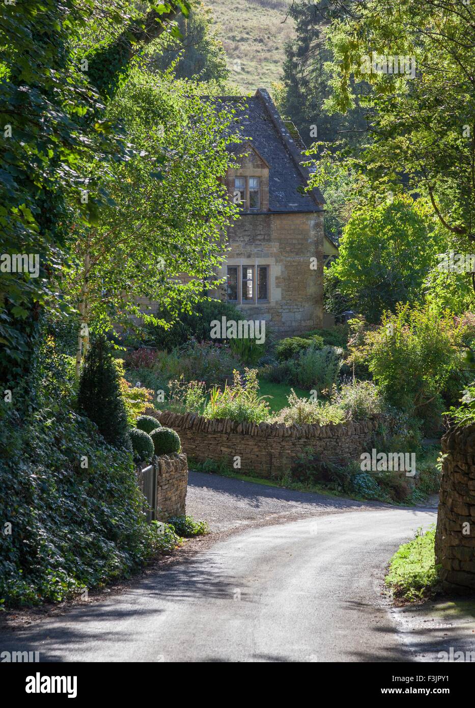 English country cottage lane hi-res stock photography and images - Alamy