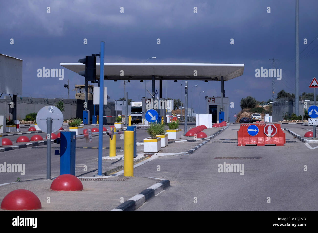 View of Hashmonaim or Ni’ilin checkpoint between the Palestinian and ...