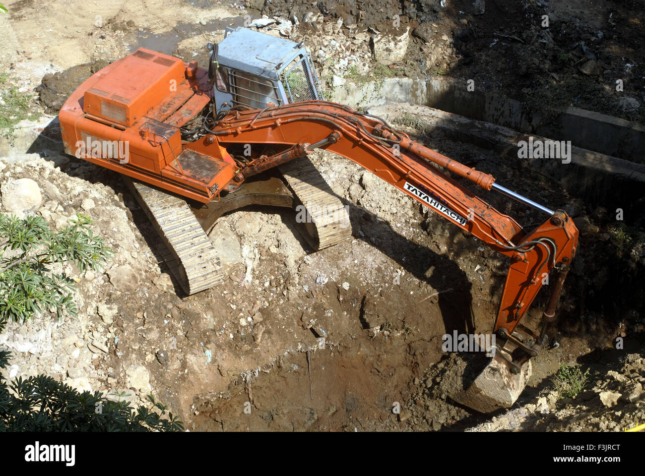 TATA HITACHI EX200LC Excavator Digger work Excavation underground ...
