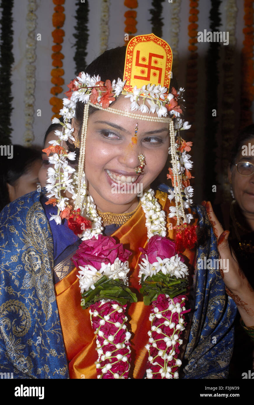 Indian maharashtrian wedding ceremony hindu hi-res stock photography ...