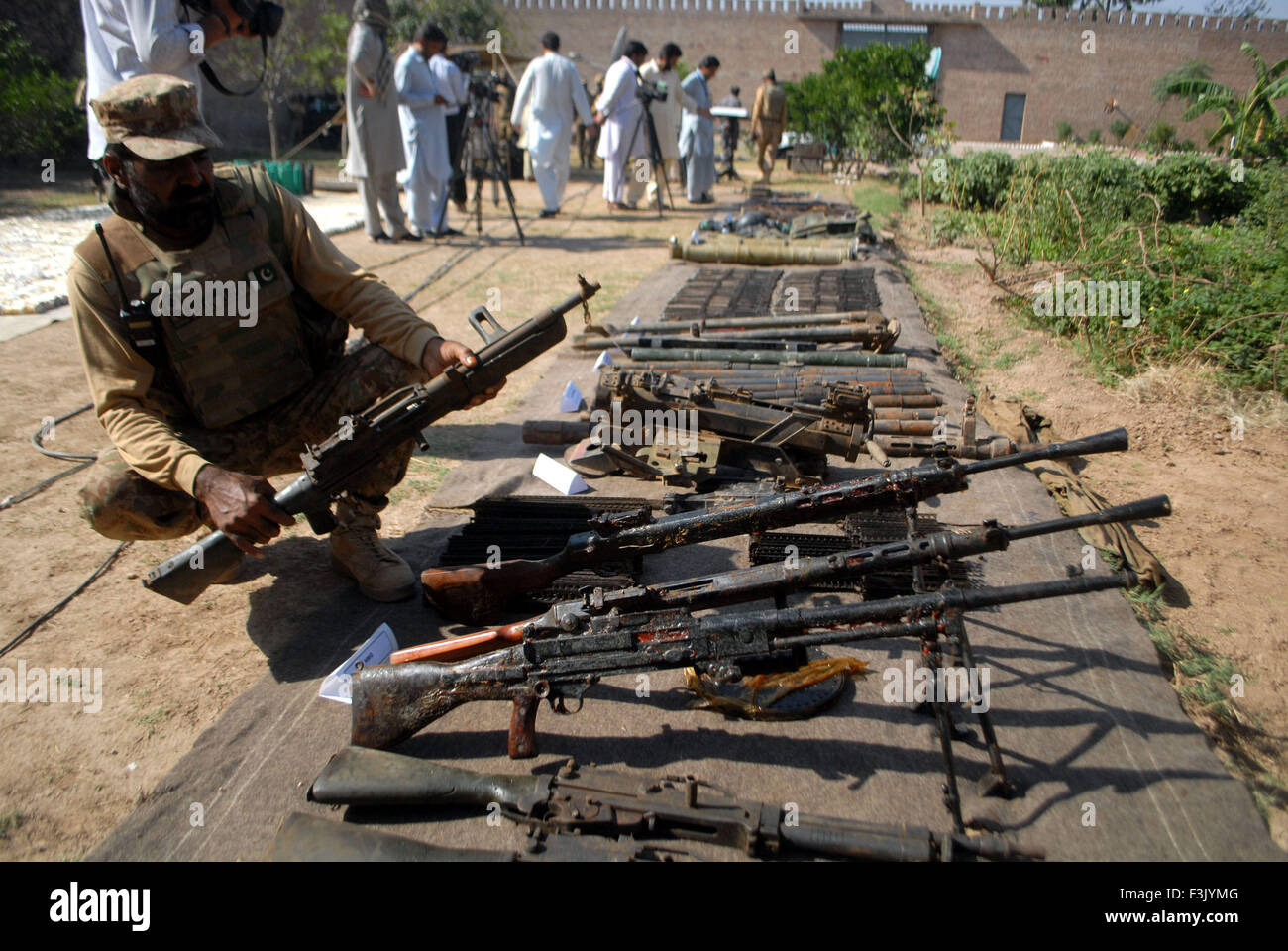 Khyber Agency. 8th Oct, 2015. A Pakistani soldier displays weapons ...