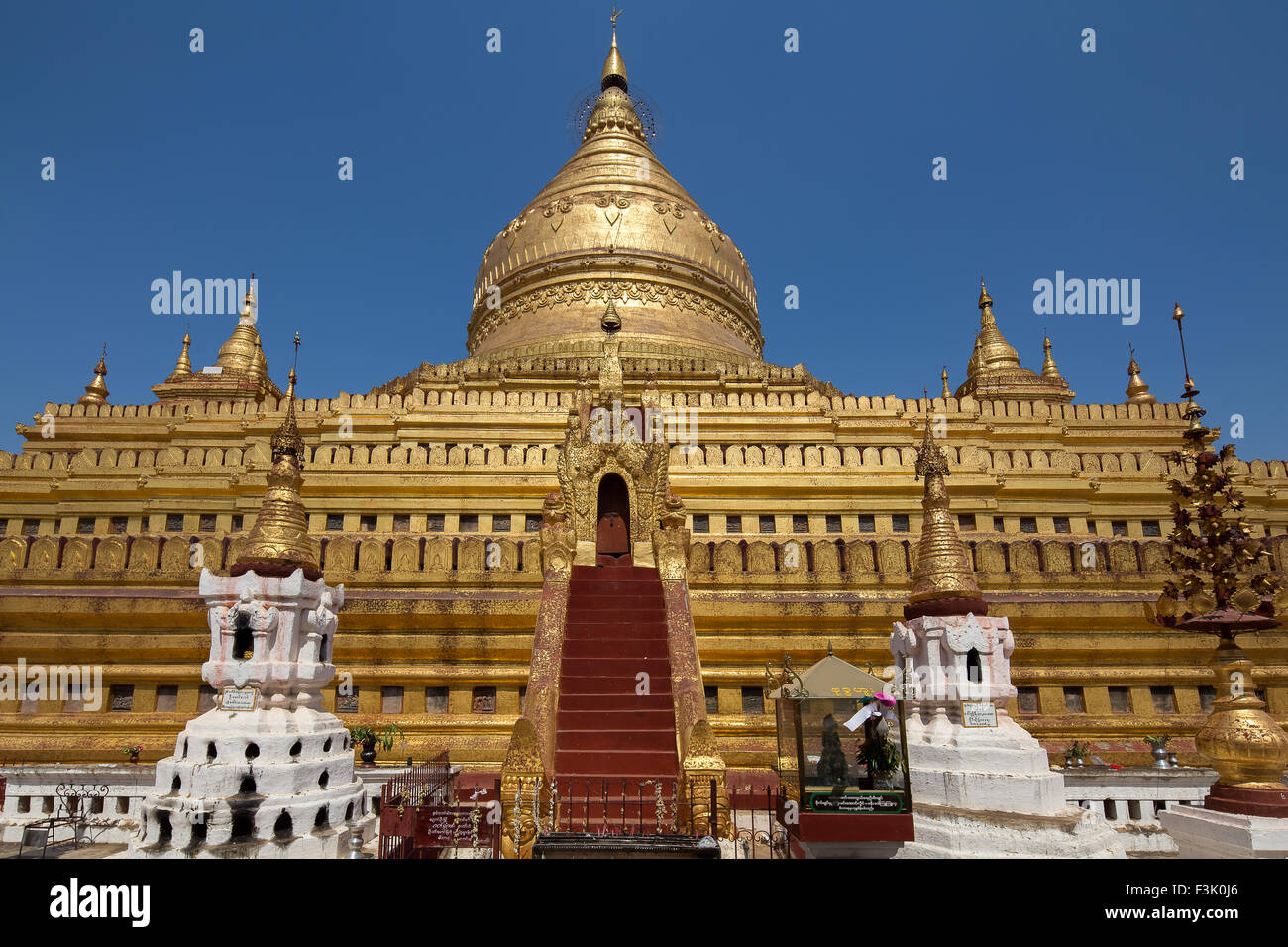 The shwezigon pagoda shwezigon paya hi-res stock photography and images ...