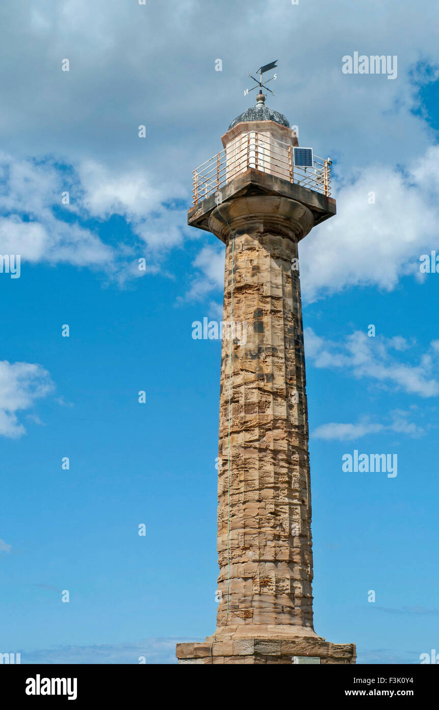 Whitby,West pier, Breakwater Light, stone pier, Harbour Harbor light ...