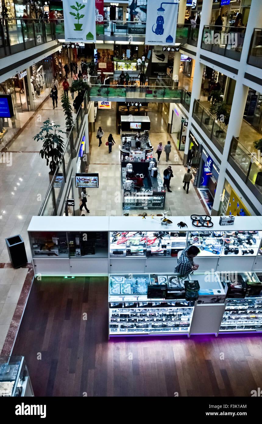 Shopping mall people top view hi-res stock photography and images - Alamy