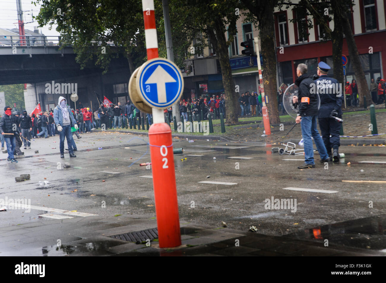 Brussels, Belgium. 7th October, 2015. Police and rioters face to face ...