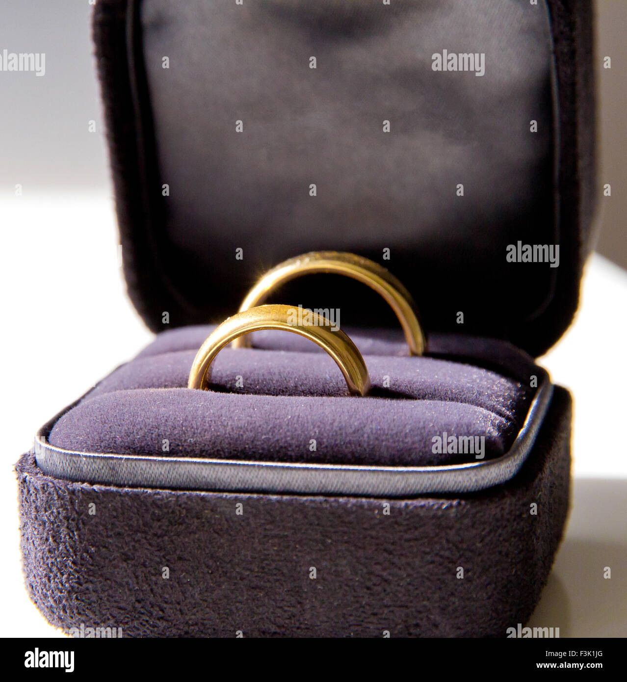 Gold wedding rings hi-res stock photography and images - Alamy