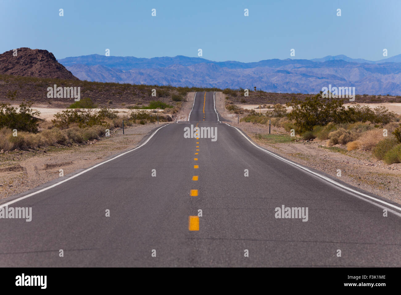 Long straight desert road america hi-res stock photography and images ...
