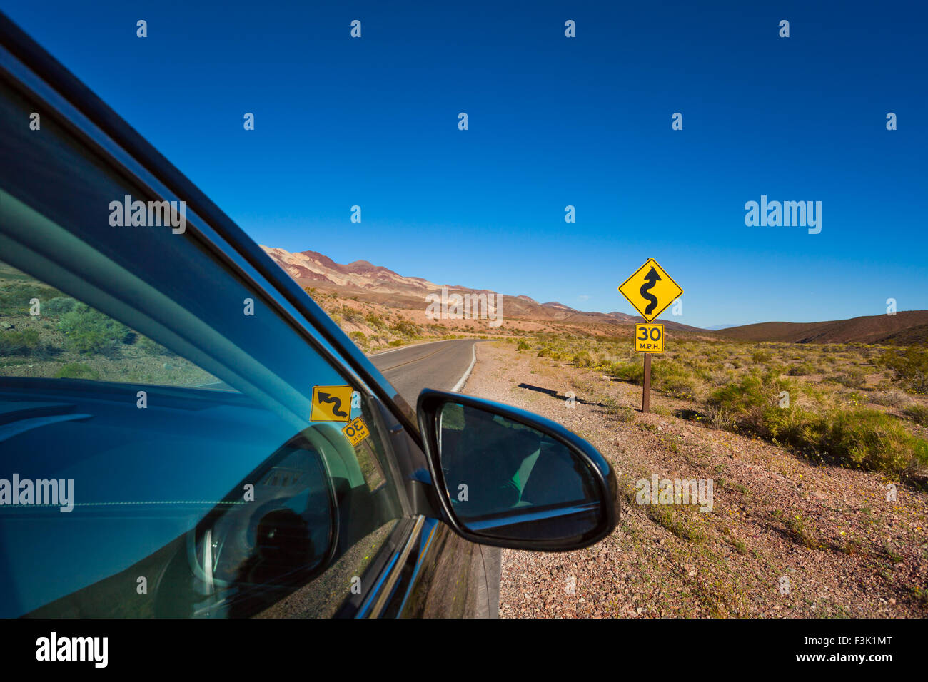 Car stopped on the road with arrow yellow sign Stock Photo - Alamy