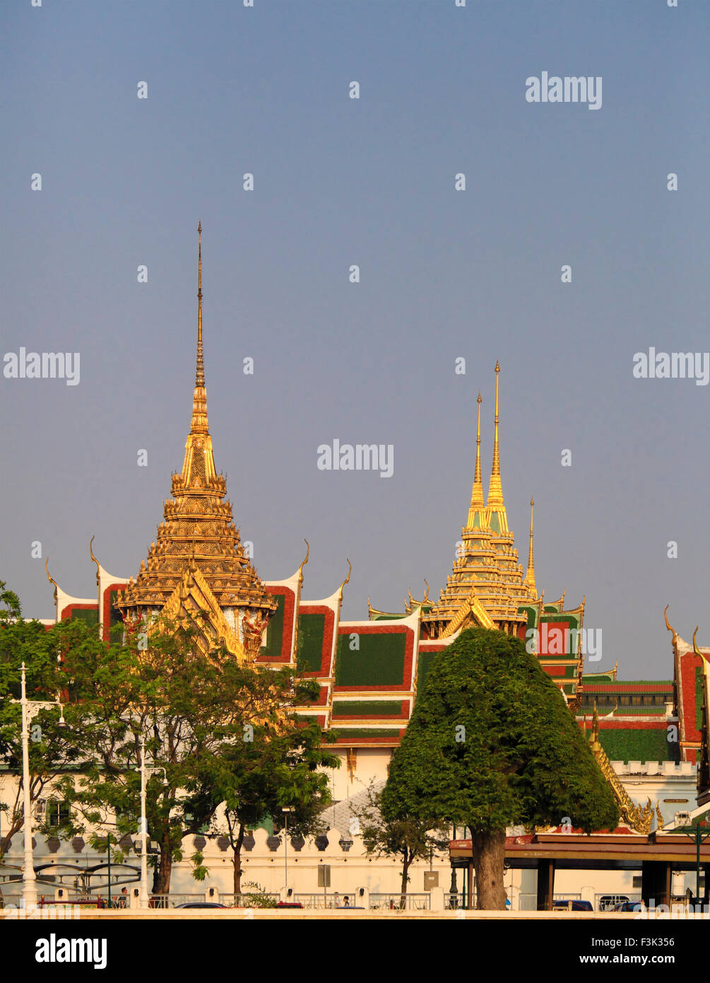 Bangkok grand palace hi-res stock photography and images - Alamy