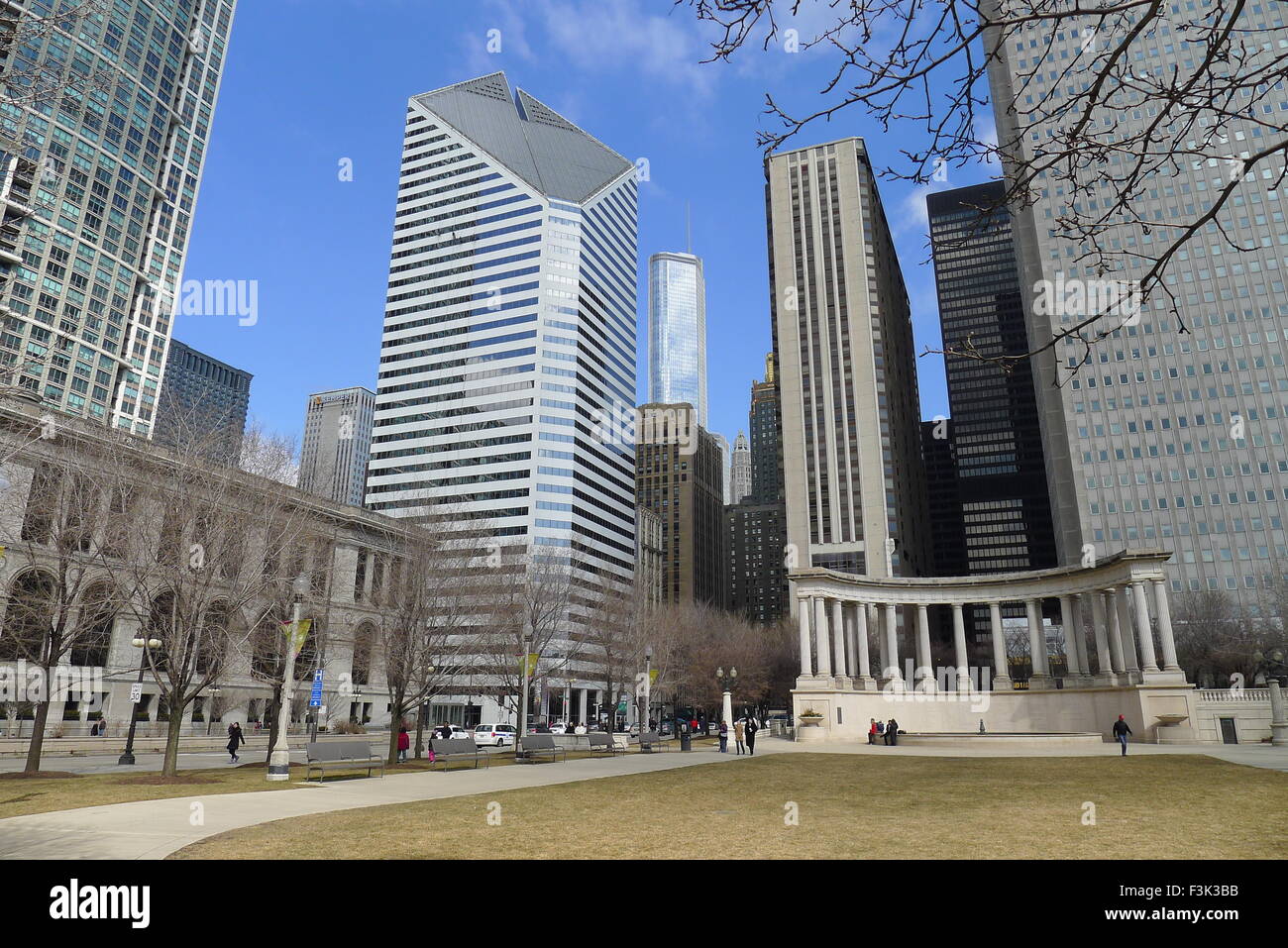 Millennium park monument and skyscrapers hi-res stock photography and ...