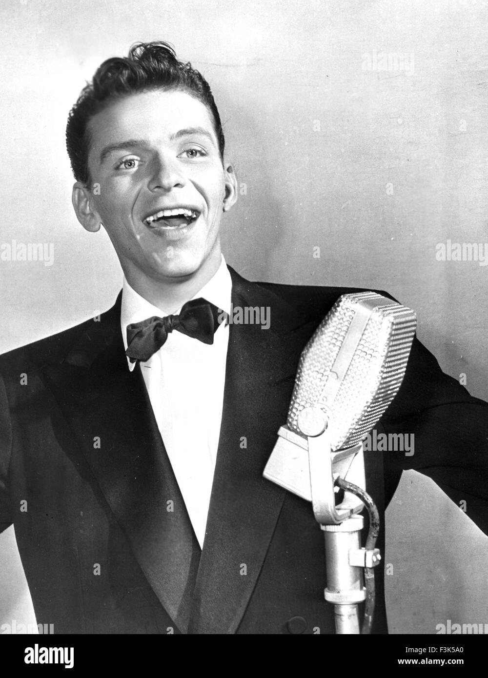 FRANK SINATRA (1915-1998) US singer and film actor about 1942 Stock Photo - Alamy