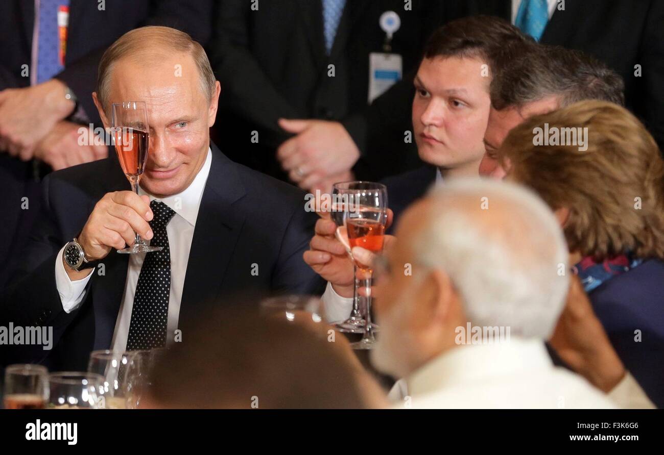 Un seated hi-res stock photography and images - Alamy