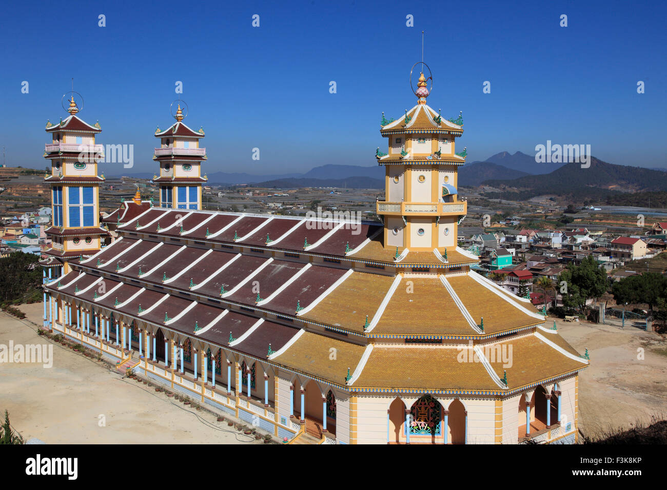 Vietnam cao dai temple hi-res stock photography and images - Alamy