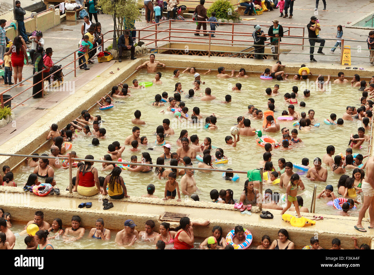 Crowded swimming pool hi-res stock photography and images - Alamy