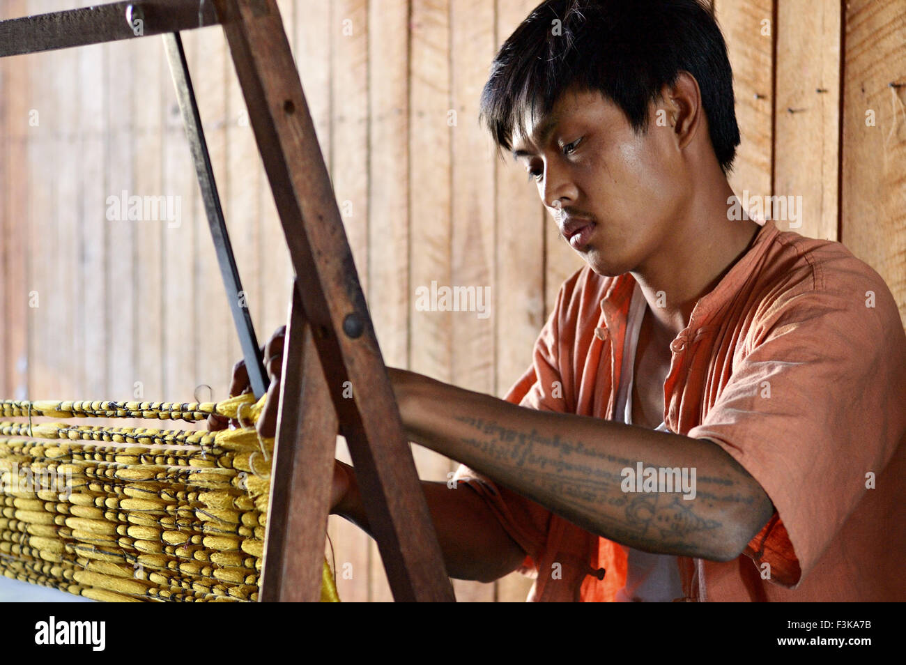 Man weaving loom hi-res stock photography and images - Alamy